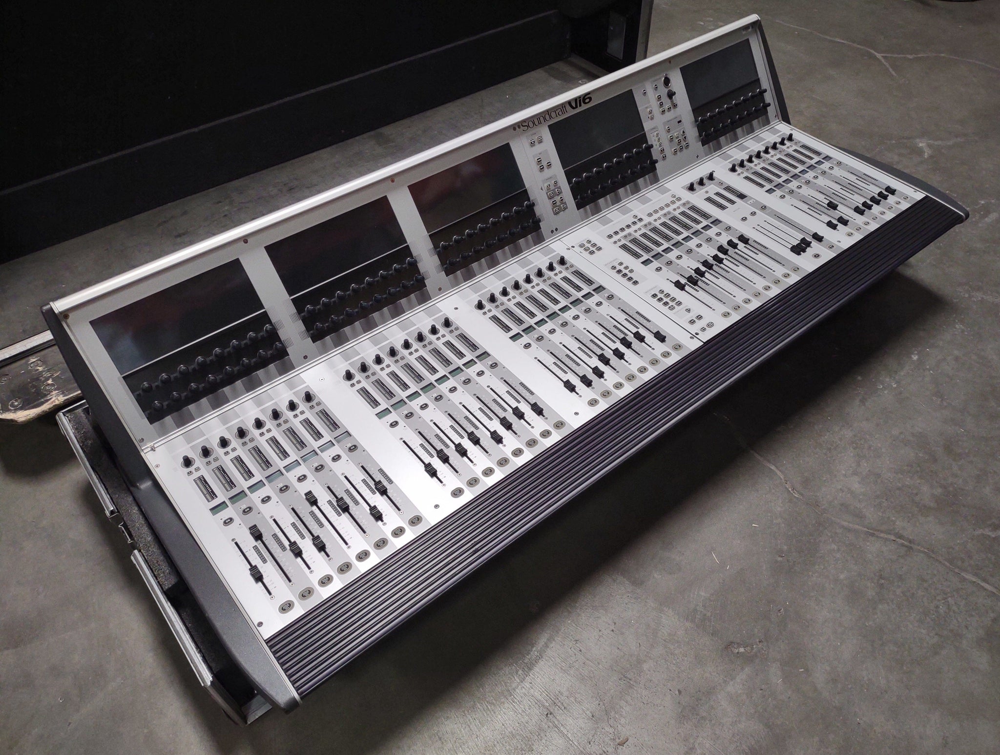 Soundcraft Vi6 Digital Mixing Console w/ Local Rack and 64x32 Stage Box ...